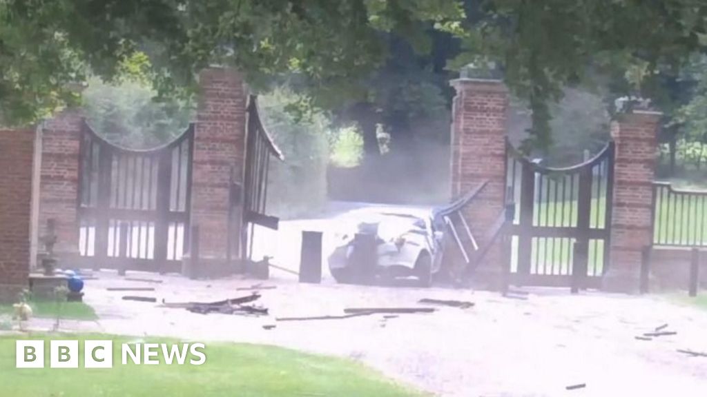Car smashing into Chequers' gates caught on CCTV - BBC News