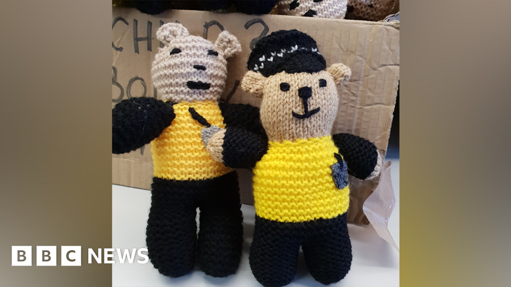 Great Musgrave knitters asked for 'bobby buddy' teddy bears - BBC News