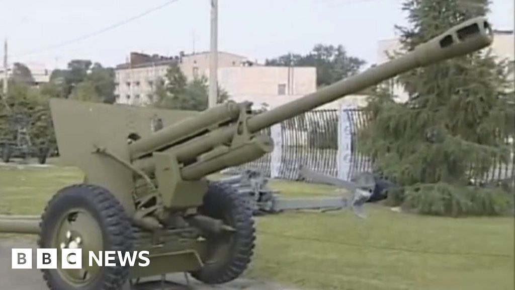 Russian troops 'lose' field gun after holiday salute - BBC News