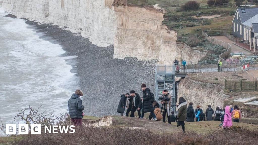 Beachy Head cliff visitors 'shocked' by rock fall photos