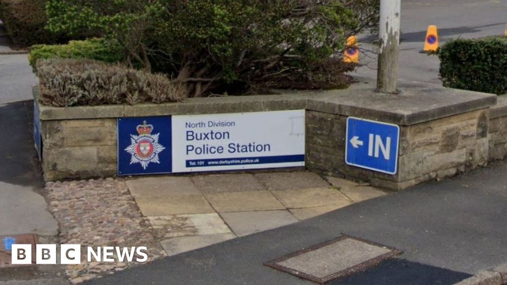Derbyshire PC denies assault of boy, 15, in Taser incident - BBC News