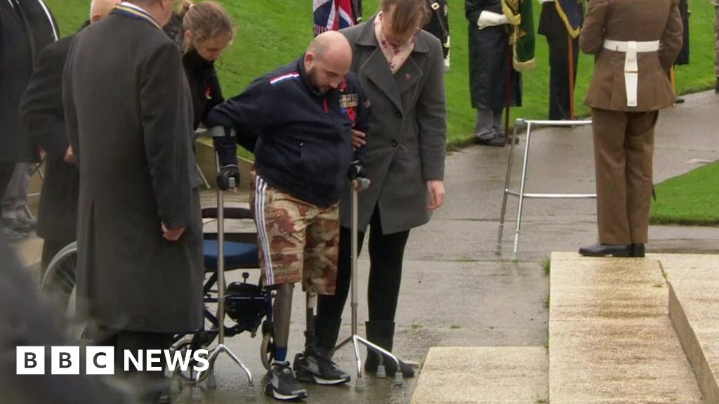 Amputee ex-soldier Rick Clement walks at Remembrance event - BBC News