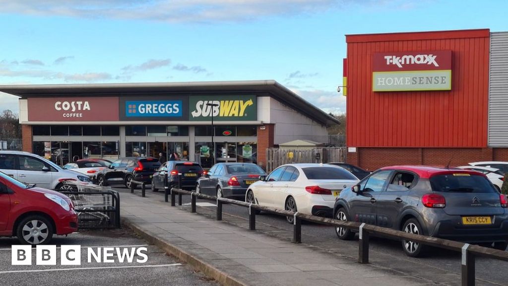 Derby: Kingsway Retail Park car park gets new layout - BBC News