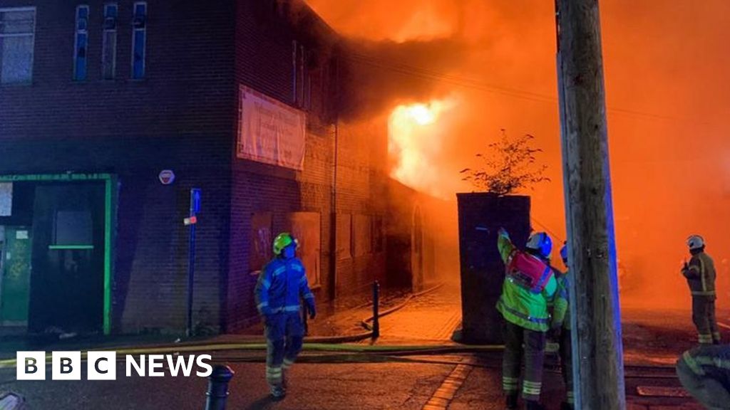Willenhall fire: Dozens evacuated after blaze at abandoned venue - BBC News