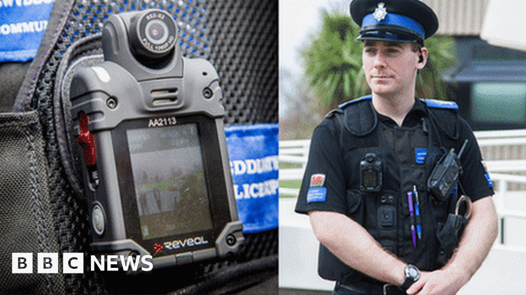 All frontline police to wear body cameras in north Wales - BBC News