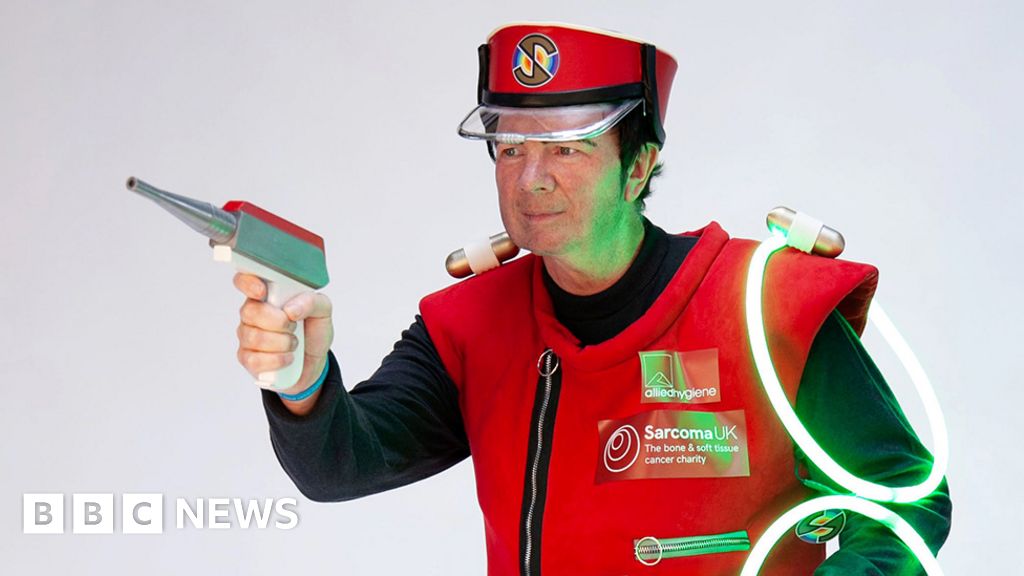 Lloyd Scott: London Marathon fundraiser reveals outfit for last race - BBC News