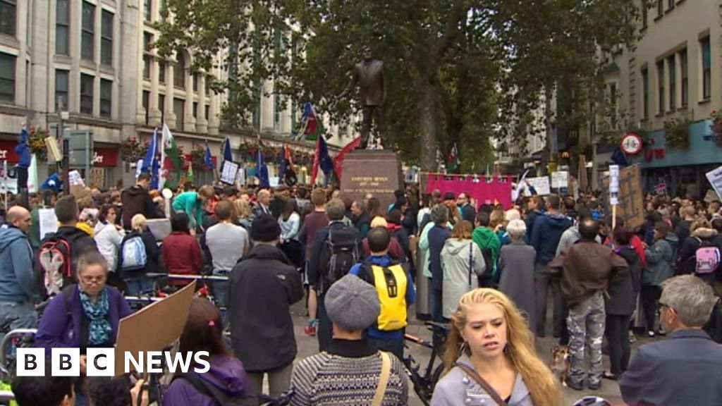 Brexit: Protests in Cardiff over Parliament shutdown