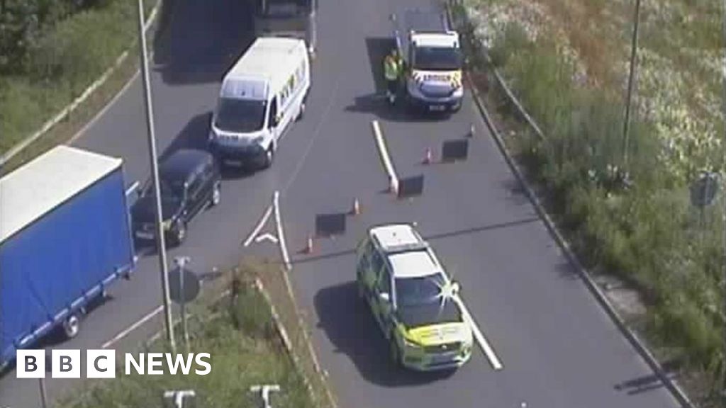 M1: Four people hurt in M1 five-vehicle crash - BBC News