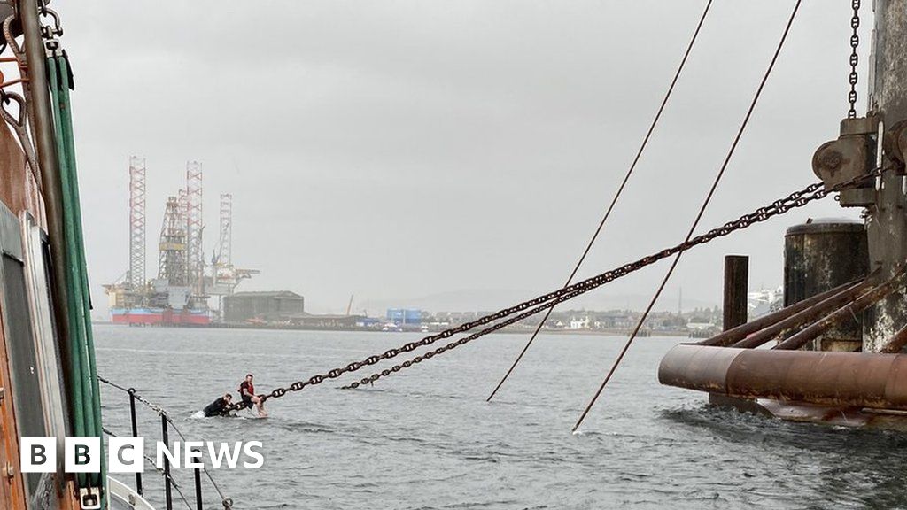 Men caught by tide clung to oil rig anchor chain
