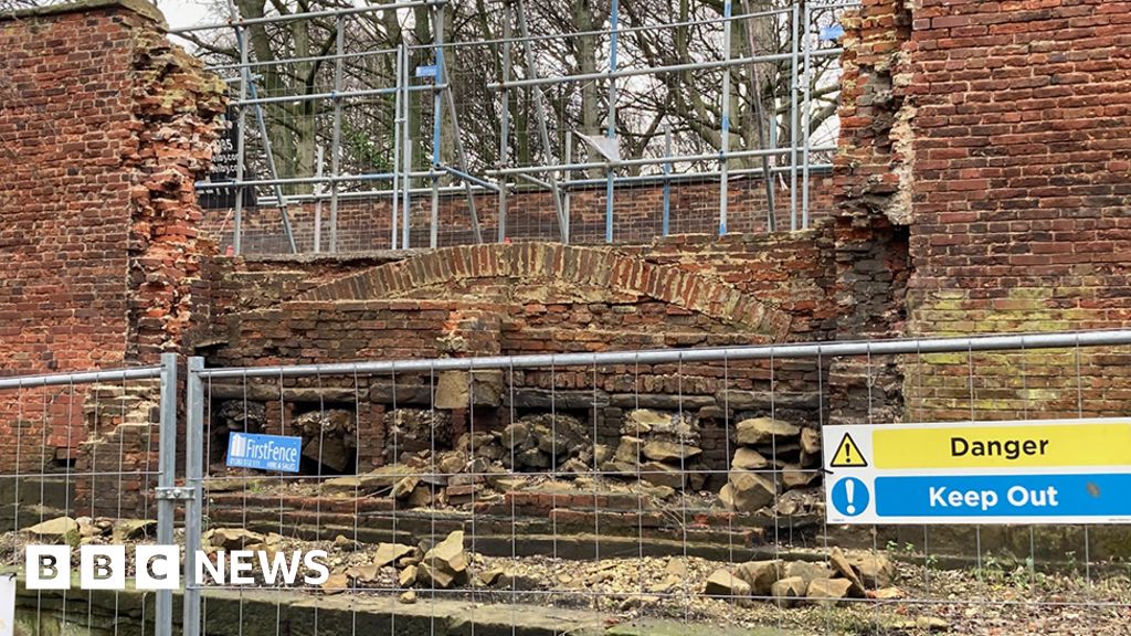 Repairs to historic Nostell Priory bridge will take until May - BBC News