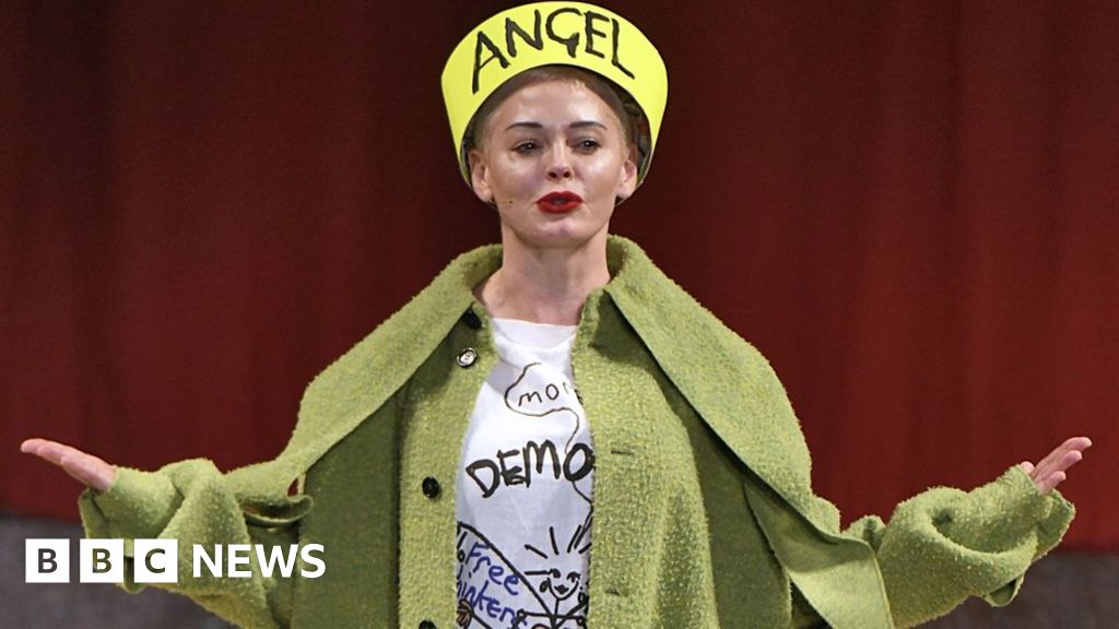 Five talking points from London Fashion week - BBC News