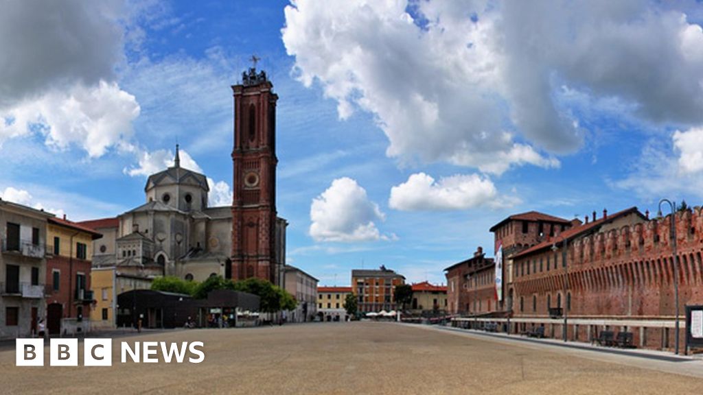Italian priest bans 'chaotic' funeral processions - BBC News