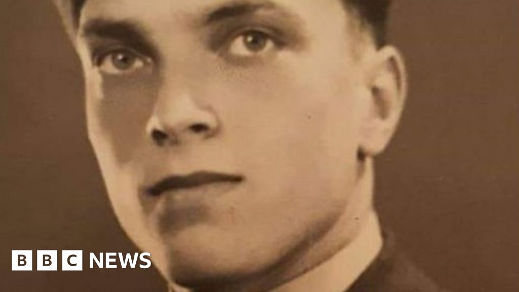 Crowds attend RAF veteran funeral after photo album find
