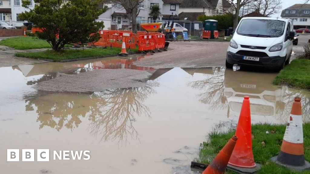 Lancing residents voice anger at 'disgusting' sewage leak - BBC News