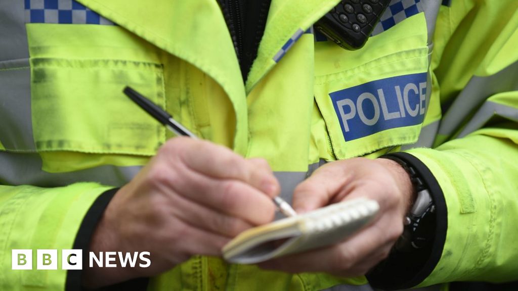 Thousands of police officers and staff 'not properly vetted' - BBC News