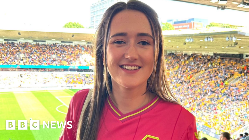 Wolves praised for helping partially-sighted fans - BBC News