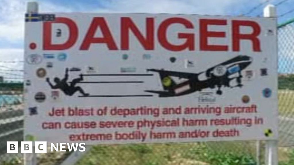 Sint Maarten jet engine blast: Tourists' views - BBC News