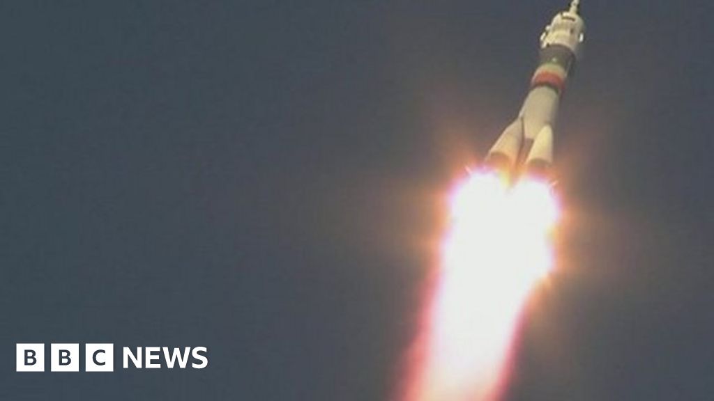 Highlights of Tim Peake's historic journey to space station - BBC News