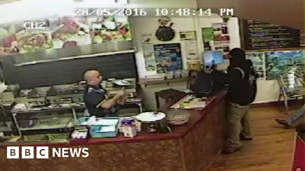 Armed robber ignored by kebab shop owner - BBC News