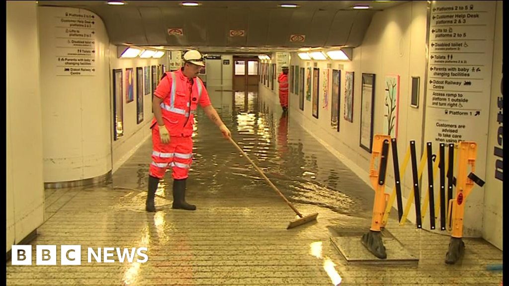 Didcot Parkway flooding: Staff and firefighters begin clean-up - BBC News