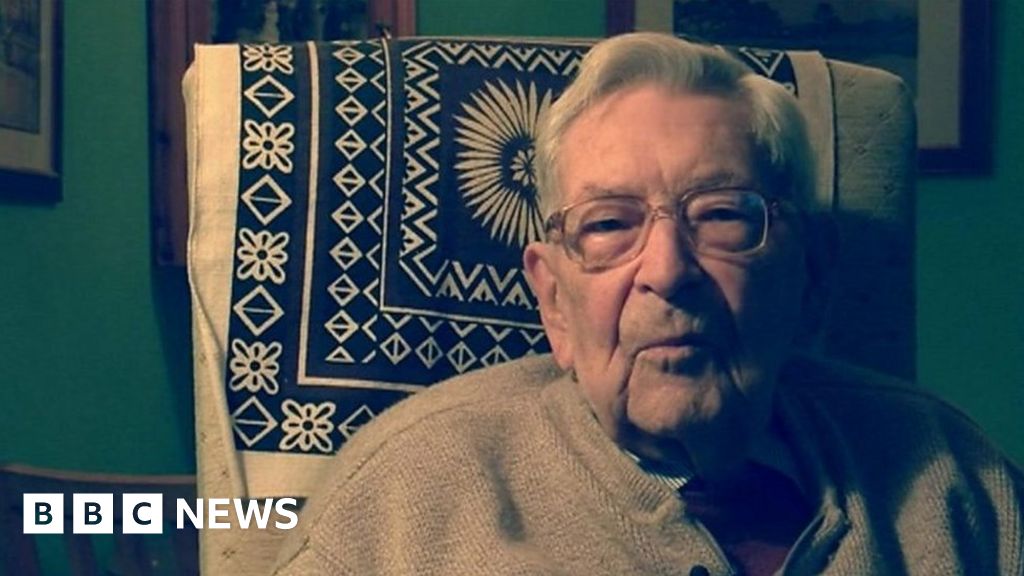 Oldest man 'irked' over Brexit on 109th birthday - BBC News