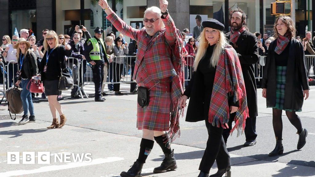 The Big Yin's Tartan Day parade kilt goes on display - BBC News