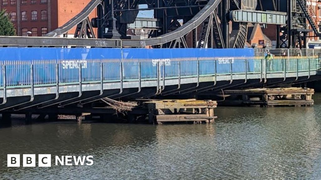 Grimsby: Corporation Road Bridge footpath closures announced - BBC News