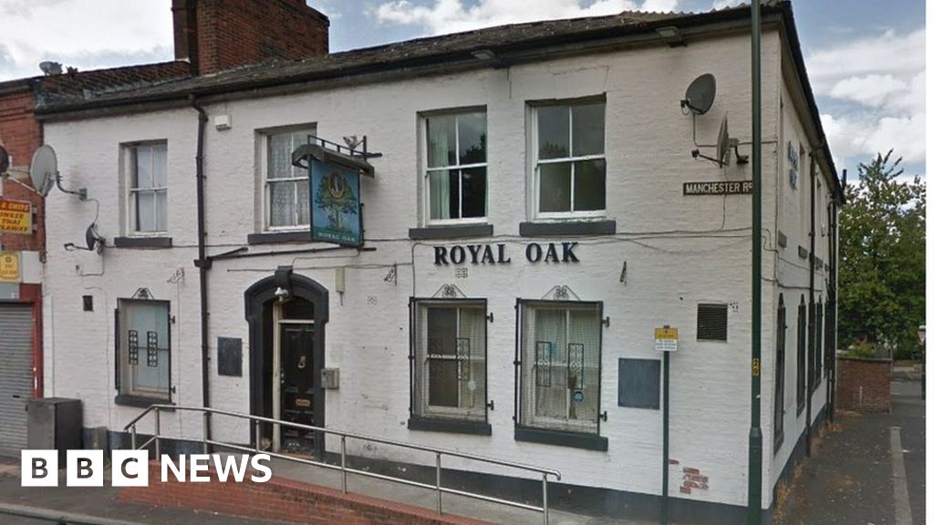 Failsworth stabbing: Man dies after fight outside pub - BBC News