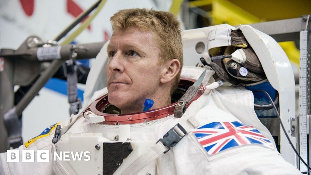 Major Tim Peake's parents 'thrilled' at spacewalk - BBC News