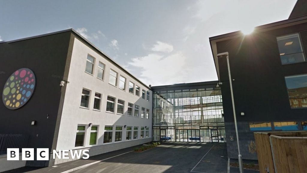 Boy left behind in London on school trip - BBC News