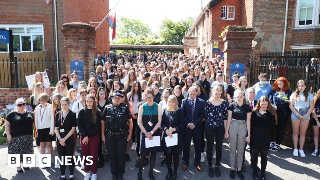 Reading stabbings: Students and staff pay tribute to murdered teacher