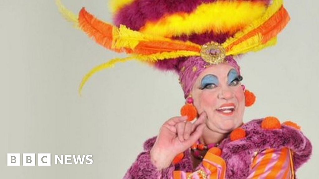Stars prepare for panto season - BBC News