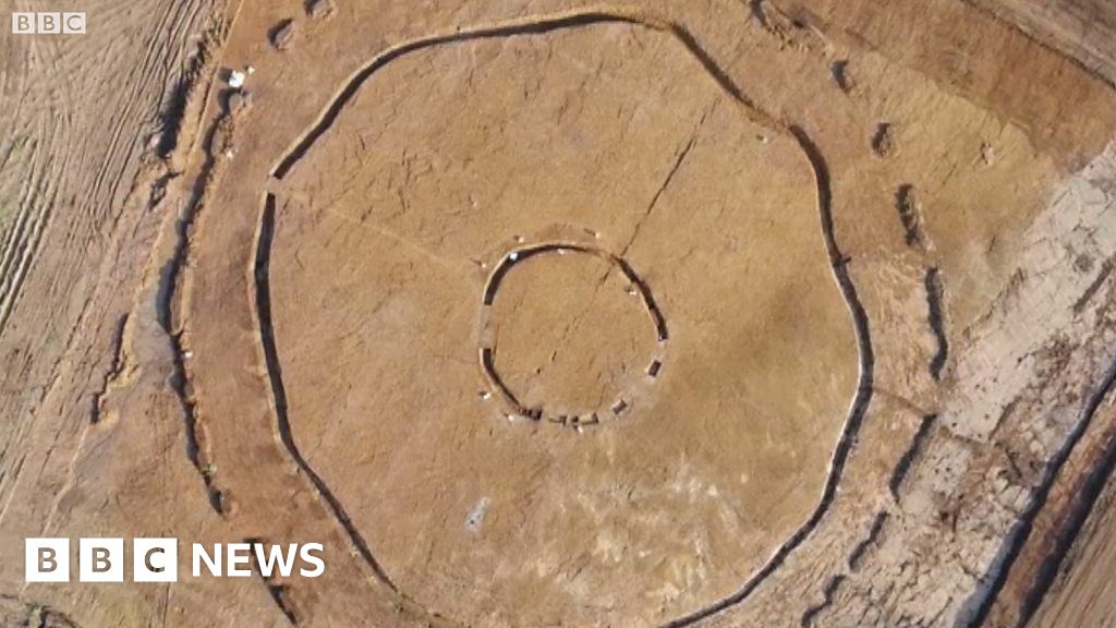 Ancient henge is unearthed in Raunds by archaeologists - BBC News
