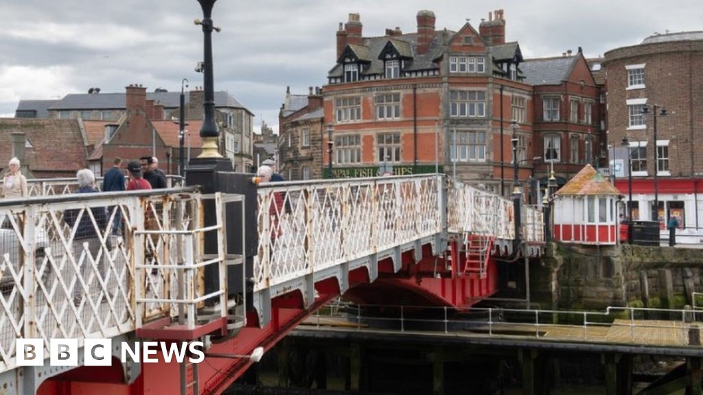 Whitby: Swing bridge to close for five days for hydraulic work - BBC News