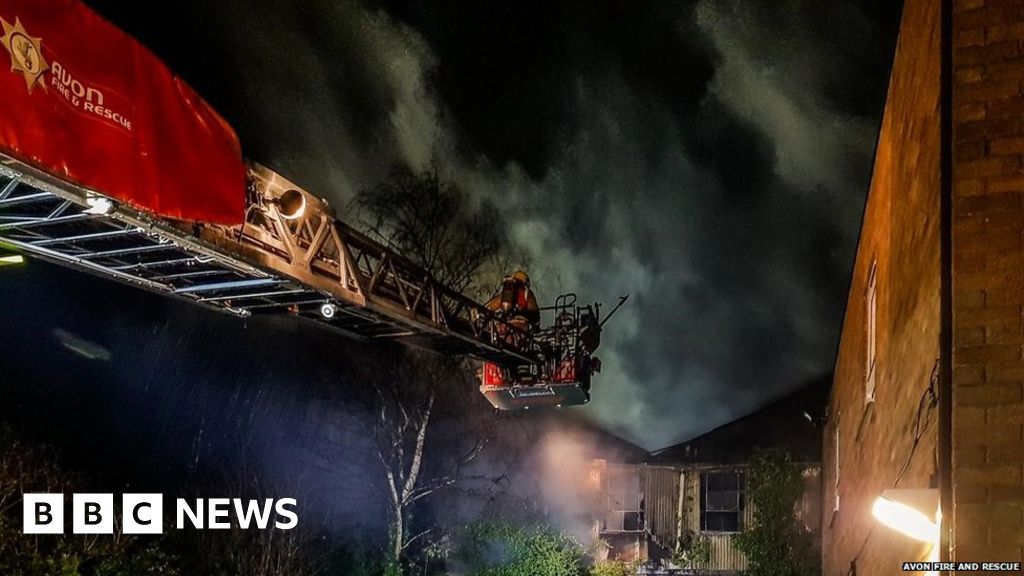 Bristol fire: Sheltered housing residents evacuated - BBC News