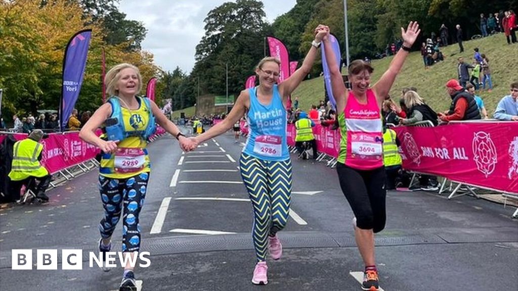 Thousands take part in Yorkshire Marathon - BBC News