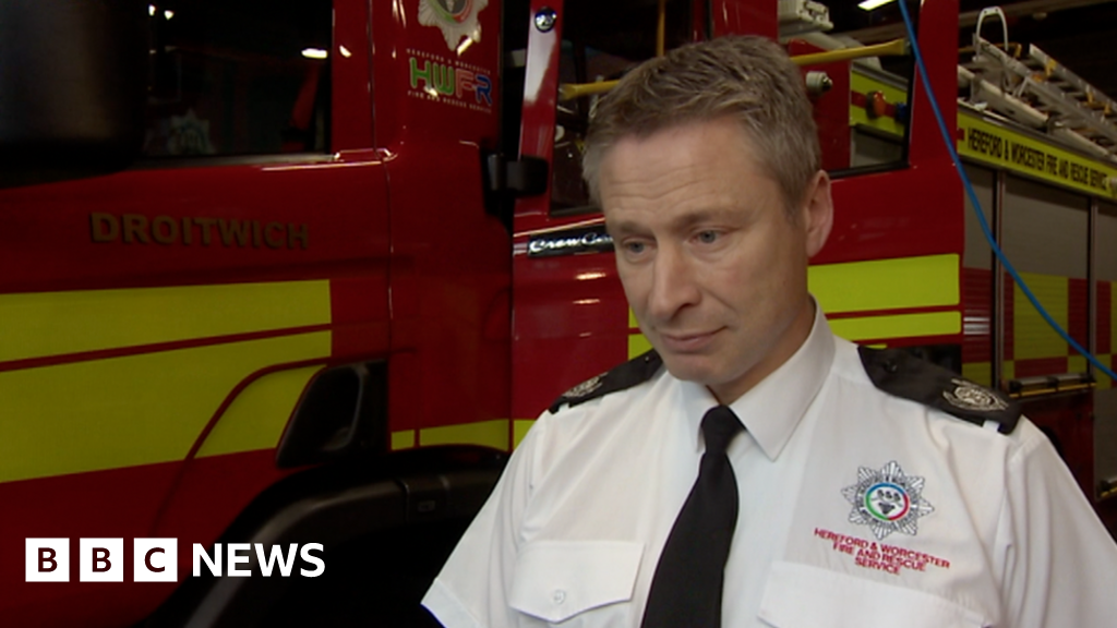 Firefighters rescue 100 people from cars and homes - BBC News