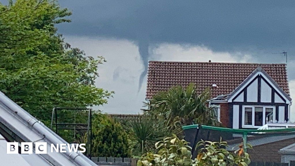 North East skywatchers capture funnel cloud on camera - BBC News
