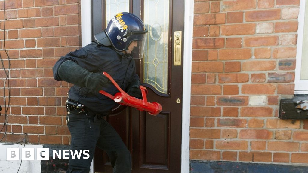 Police raid St Helens houses in drugs den crackdown - BBC News