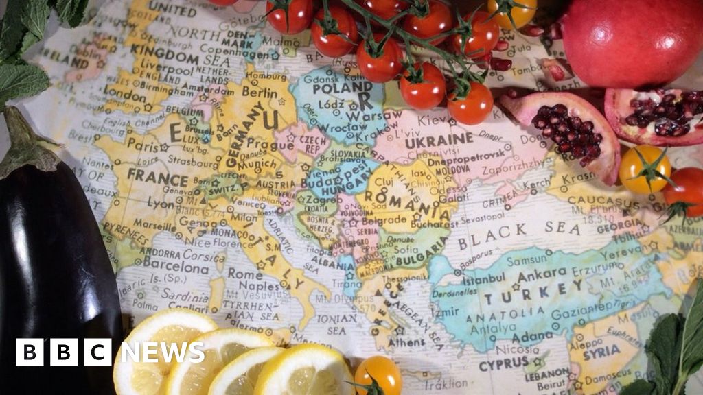 The Syrian refugee who feeds everyone she meets - BBC News