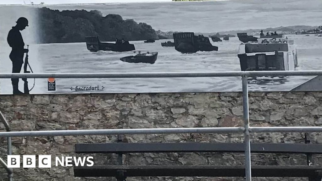 Brixham harbour mural remembers D-Day troops - BBC News