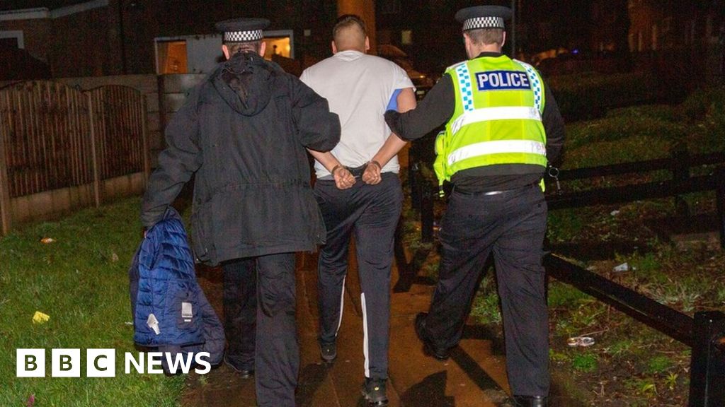 Rochdale dawn raids target rival violent gangs - BBC News