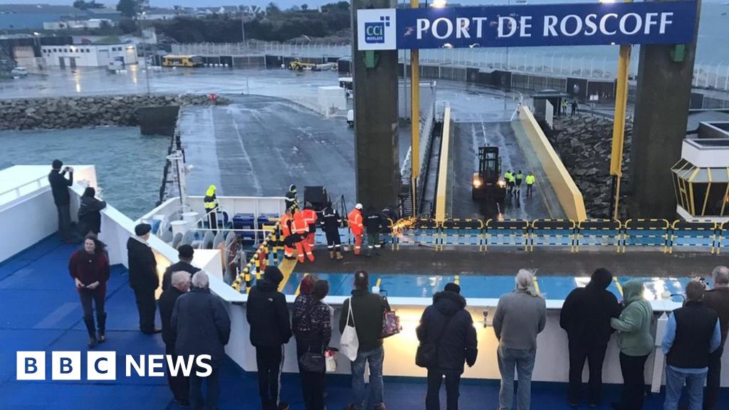 Plymouth ferry hits Roscoff dock: Passengers stuck - BBC News