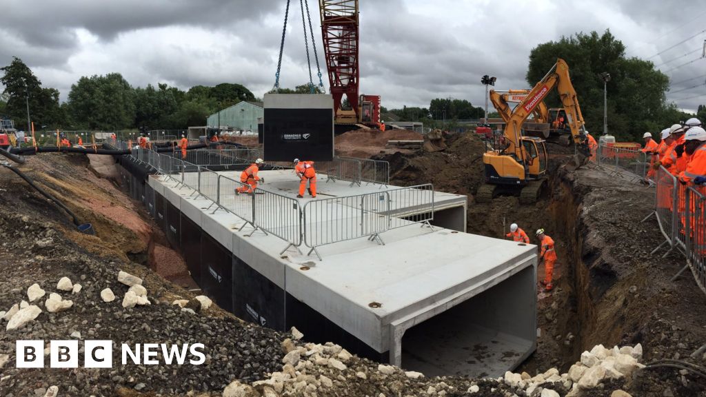 Oxford to Didcot rail engineering works in numbers - BBC News