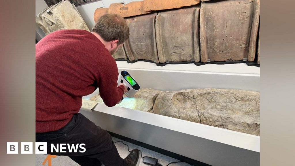 Details of 'unusual' Roman burial ritual revealed by 3D scans - BBC News