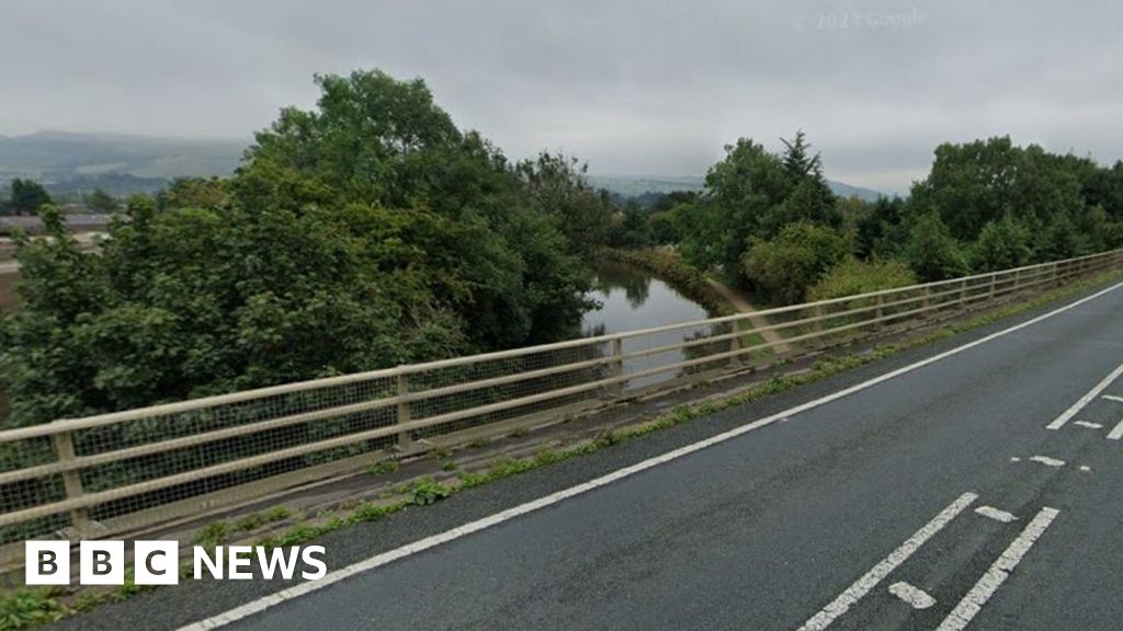 Two dead after car crashes off A629 bridge near Skipton - BBC News
