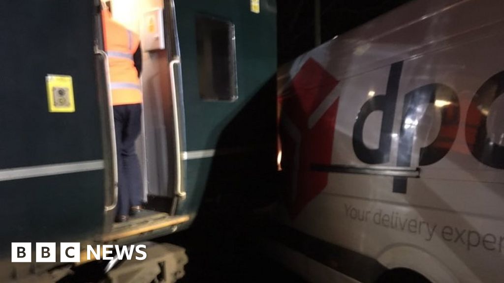 Train and van crossing crash closes line in Cornwall - BBC News