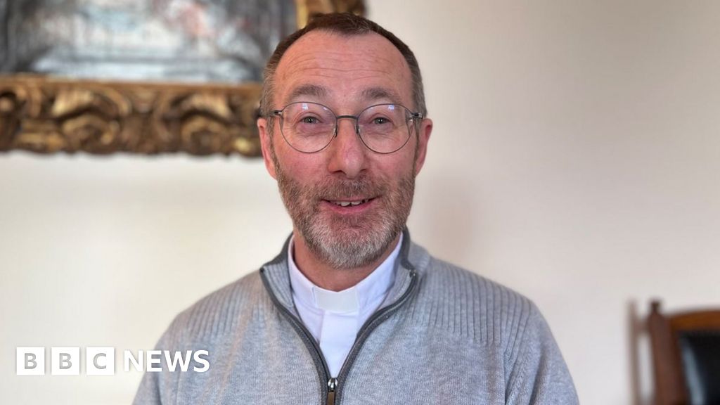 Catholic Dean of Guernsey pleas for peace in Christmas message - BBC News