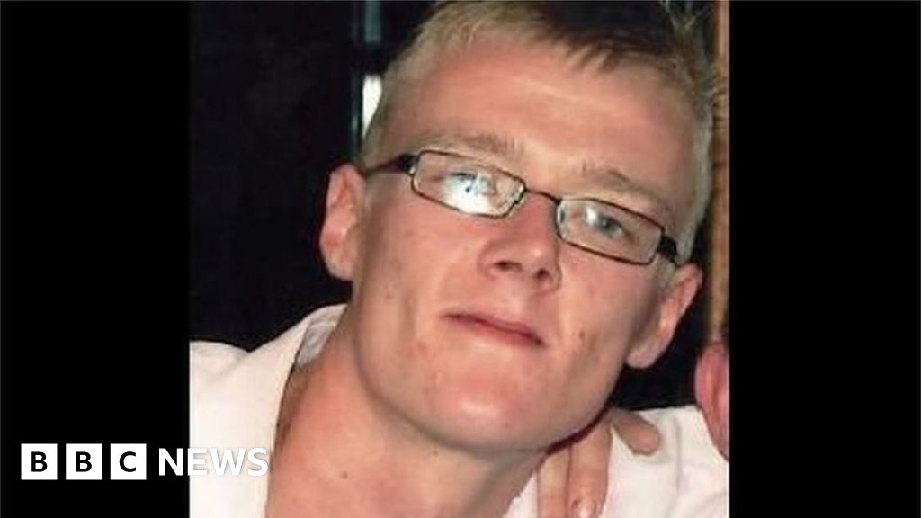 Family pays tribute to 'lovable rogue' after fatal stabbing - BBC News