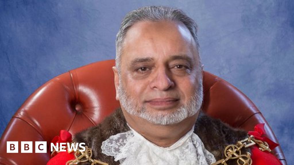 Stockton Council installs Teesside's first Asian mayor - BBC News